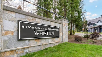 Pareda de pedra com uma placa para o Hilton Grand Vacations Club Whistler.