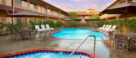 Piscina exterior, espreguiçadeiras