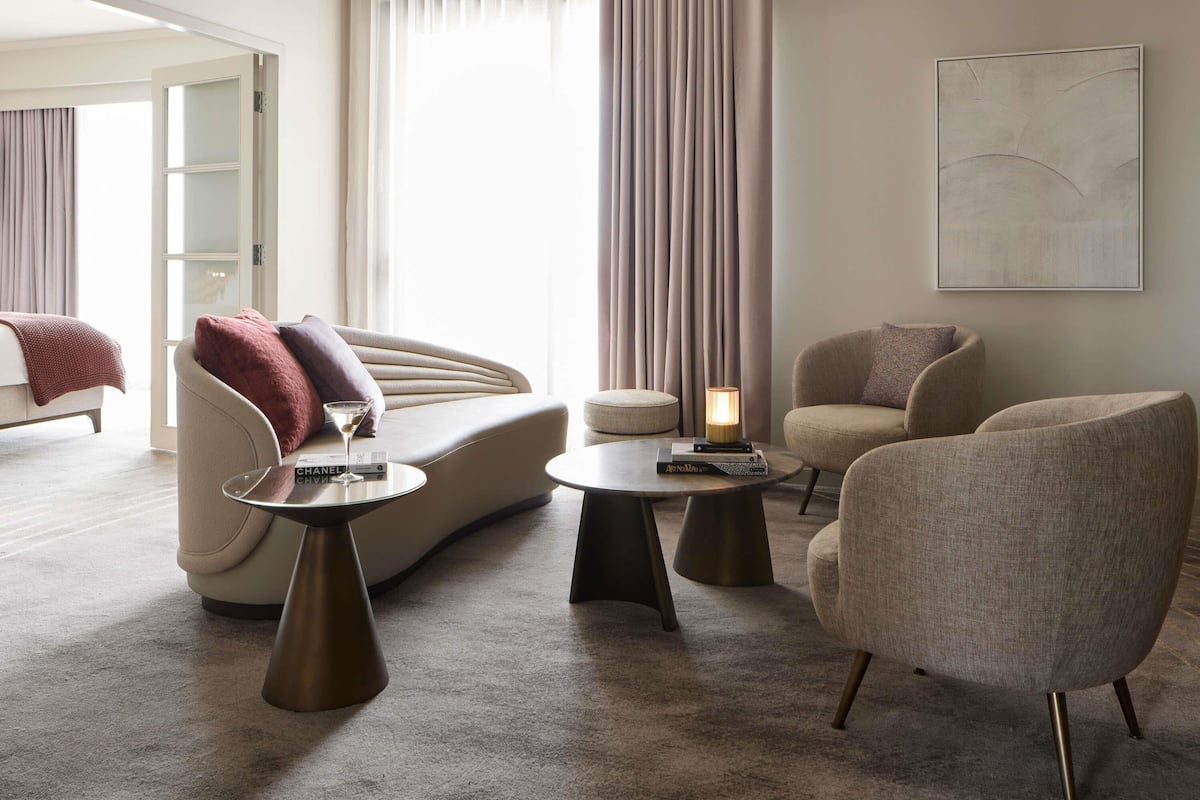 Suíte júnior, 1 cama King (with Spa Bath) | Roupas de cama premium, camas com colchões pillow-top, frigobar