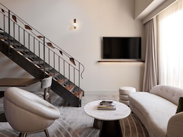 New York Style Loft Suite with King Bed | Roupa de alta qualidade, camas de colchão pillowtop, minibar