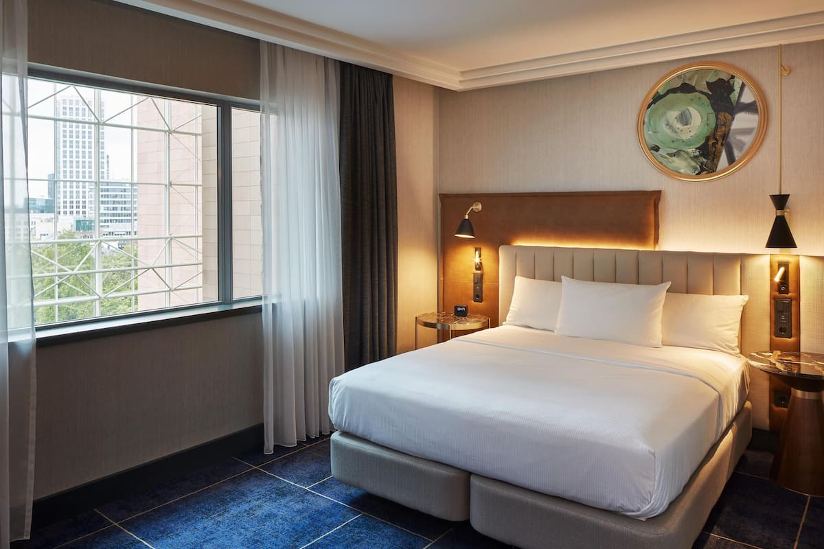 Quarto, 1 cama Queen | Roupas de cama premium, edredons de pluma, frigobar, cofres nos quartos