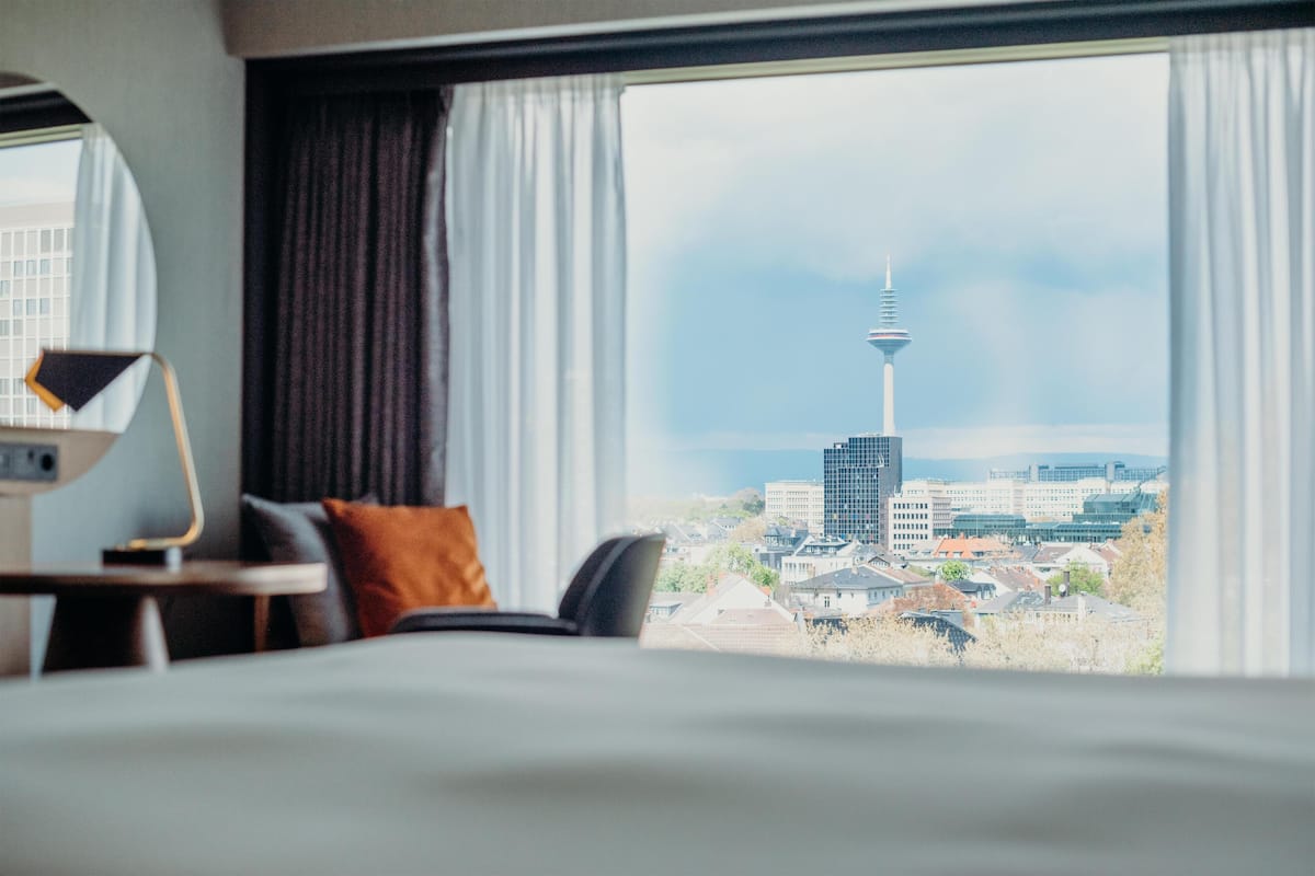 Quarto luxo, 1 cama King (Park or City View) | Área de estar | TV LCD, dock para MP3