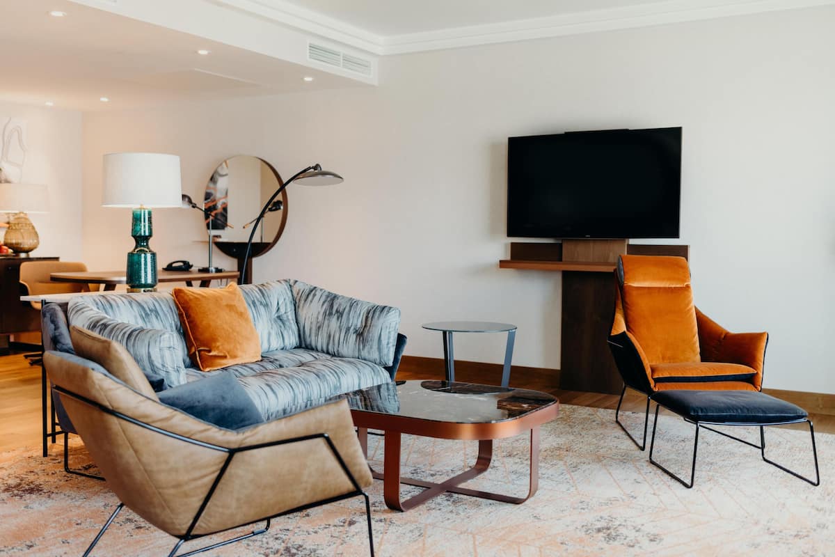 Suíte, 1 cama King (Penthouse) | Área de estar | TV LCD, dock para MP3