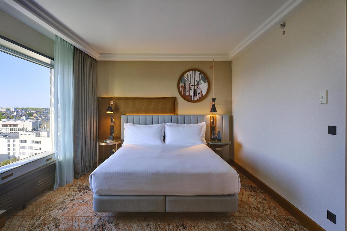 Roupas de cama premium, edredons de pluma, frigobar, cofres nos quartos