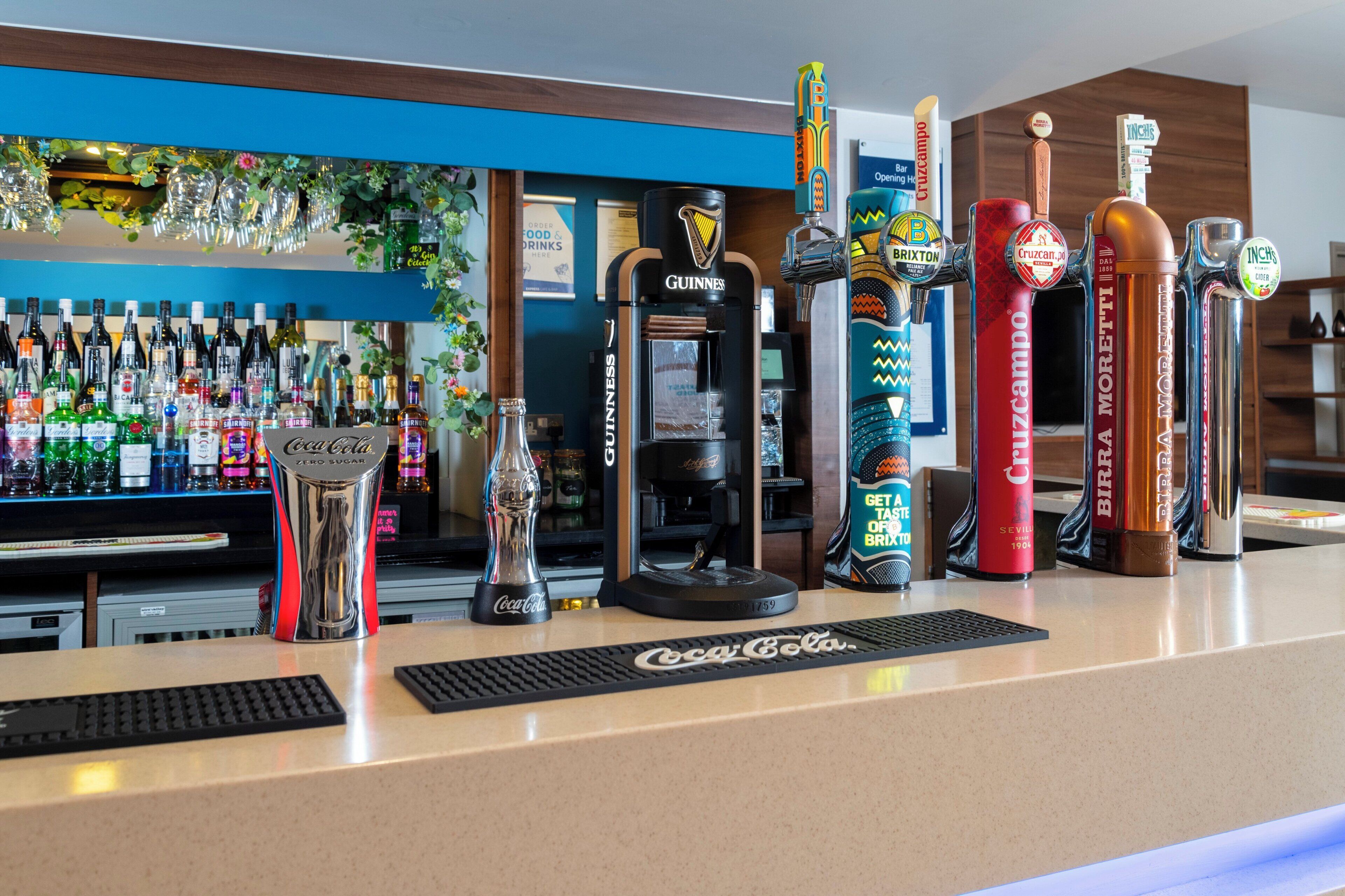 Uma área de bar com diversas torneiras, incluindo Guinness, BRIXTON e CRUZCAN.