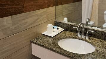 Quarto standard, 1 cama King | Banheiro | Secador de cabelo, toalhas de banho