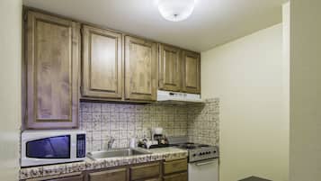 Suite Superior, 2 quartos | Cozinha privada | Um frigorífico, uma cafeteira/bule