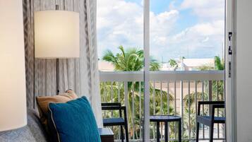 Cofres nos quartos, escrivaninha, espaço de trabalho para notebook