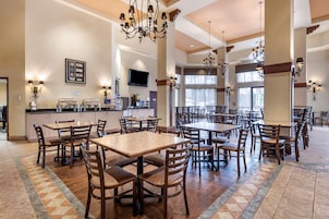 Café da manhã com buffet grátis todos os dias