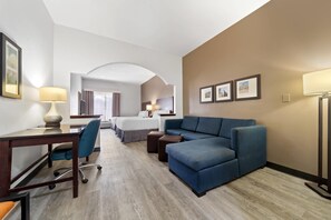 Secretária, cortinas/cortinados opacos, ferro/tábua de engomar