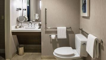 Um polibã, produtos de higiene exclusivos, um secador de cabelo