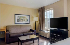 Estúdio luxo, 1 cama King e sofá-cama, para não fumantes | Escrivaninha, espaço de trabalho para notebook, cortinas blackout