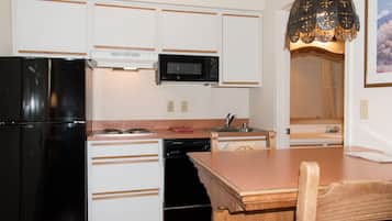 Estúdio, 2 camas de casal, kitchenette | Cozinha privada | Um frigorífico, um micro-ondas, uma cafeteira/bule
