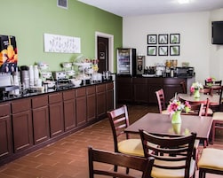 Uma área de refeições com buffet, geladeira e estação de café.