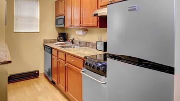 Suite, 1 quarto (Mobility/Hearing Accessible, Tub) | Secretária, quartos insonorizados, ferro/tábua de engomar