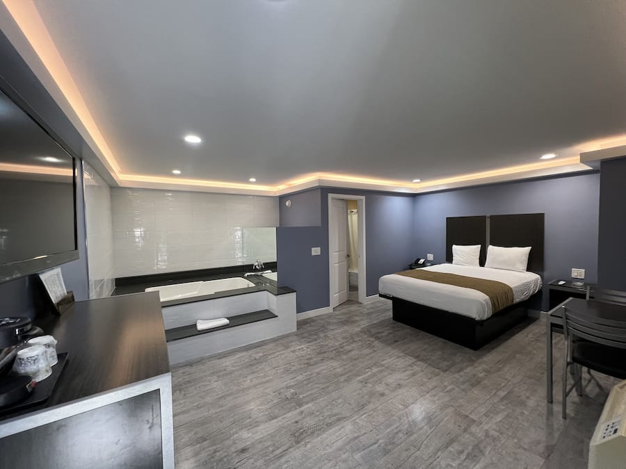 Quarto luxo, 1 cama Queen, para fumantes, banheira de hidromassagem | Ferros/tábuas de passar roupa, Wi-Fi de cortesia, roupa de cama