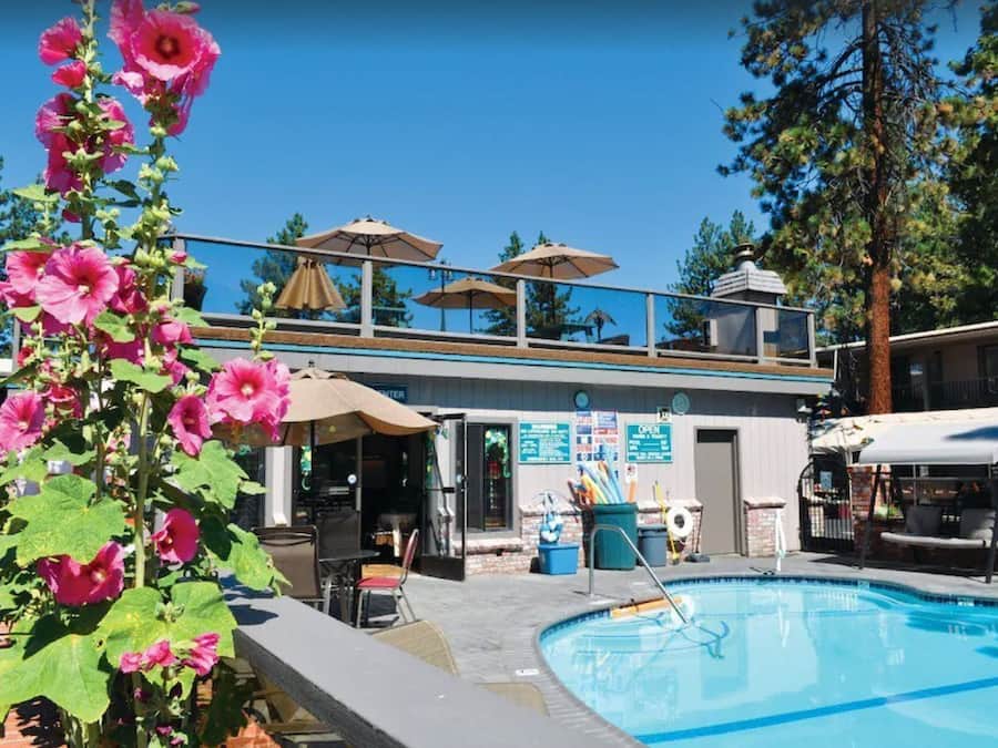 2 piscinas externas, espreguiçadeiras