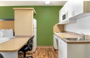 Um frigorífico, um micro-ondas, um forno, uma placa de cozinha 