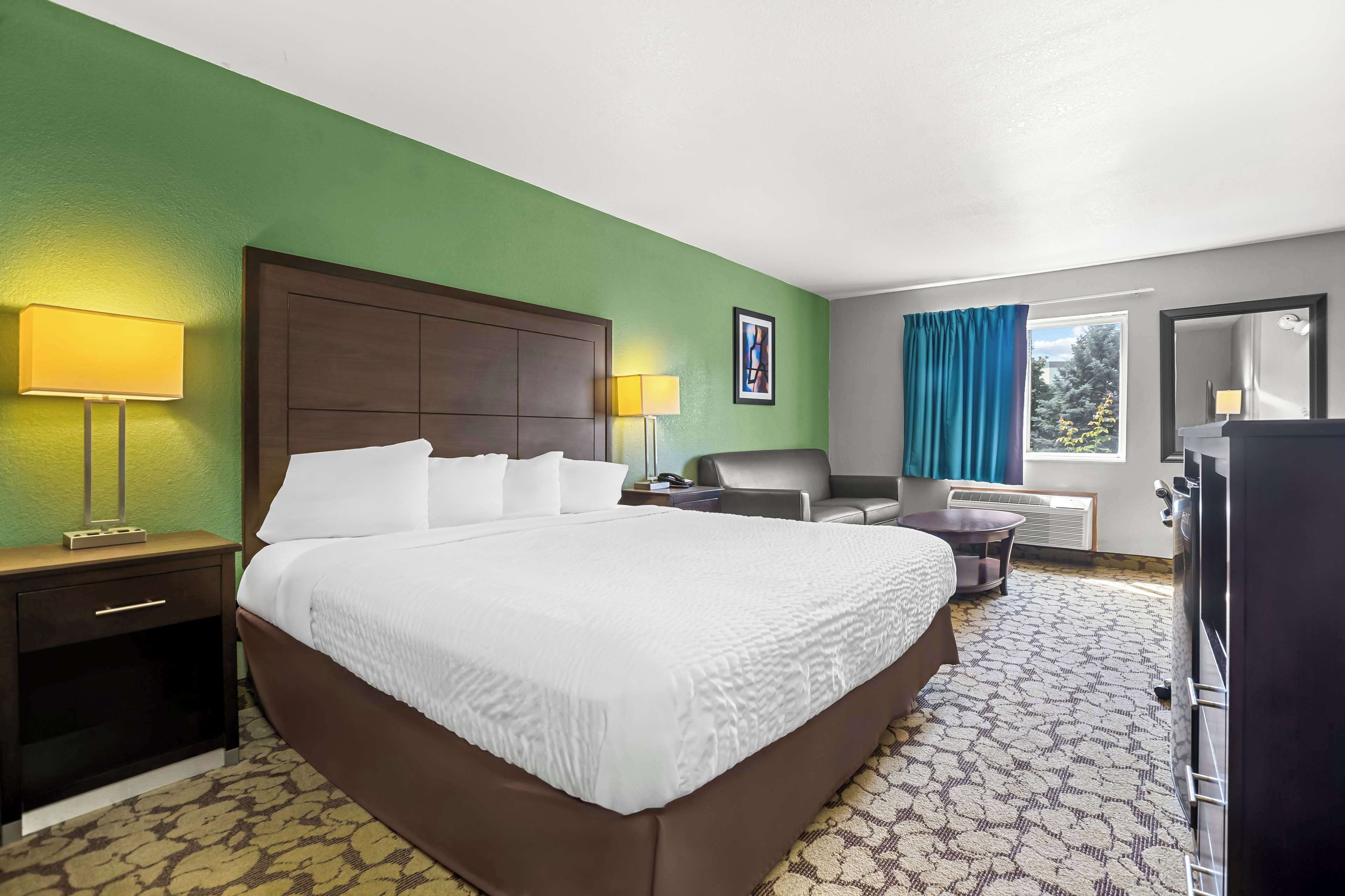 Suíte, 1 cama King, para não fumantes, banheira de imersão | Escrivaninha, espaço de trabalho para notebook, cortinas blackout