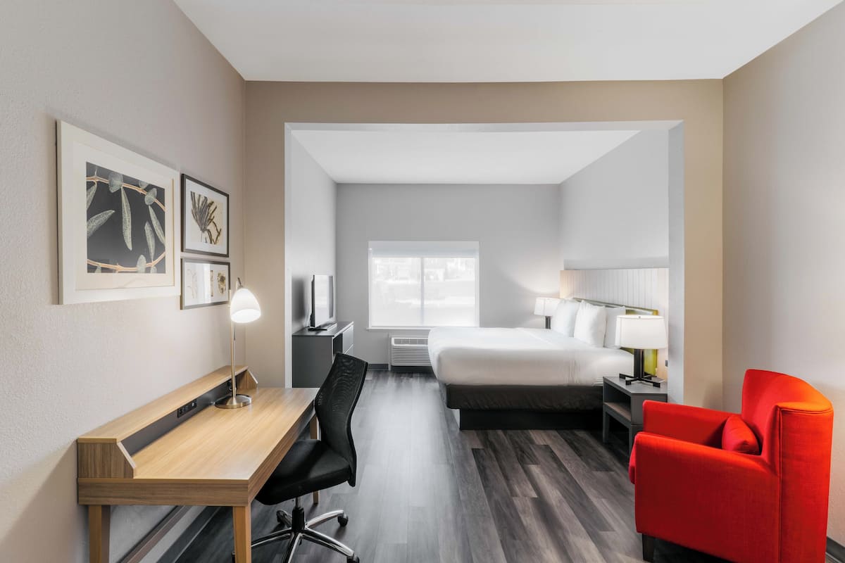 Cofres nos quartos, escrivaninha, ferros/tábuas de passar roupa