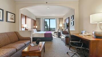 Suite, 1 cama king-size, não fumadores | Secretária adequada para computadores portáteis