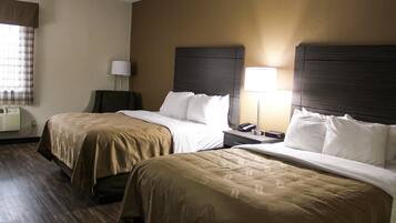 Quarto Standard, 2 camas queen-size, não fumadores | Cofre no quarto, secretária, ferro/tábua de engomar, Wi-fi grátis