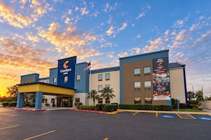 Hotel Comfort Inn sob um céu claro e um pôr do sol.