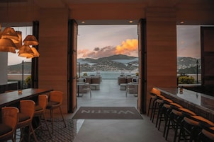2 bares/lounges, um bar à beira da piscina, um bar junto à piscina