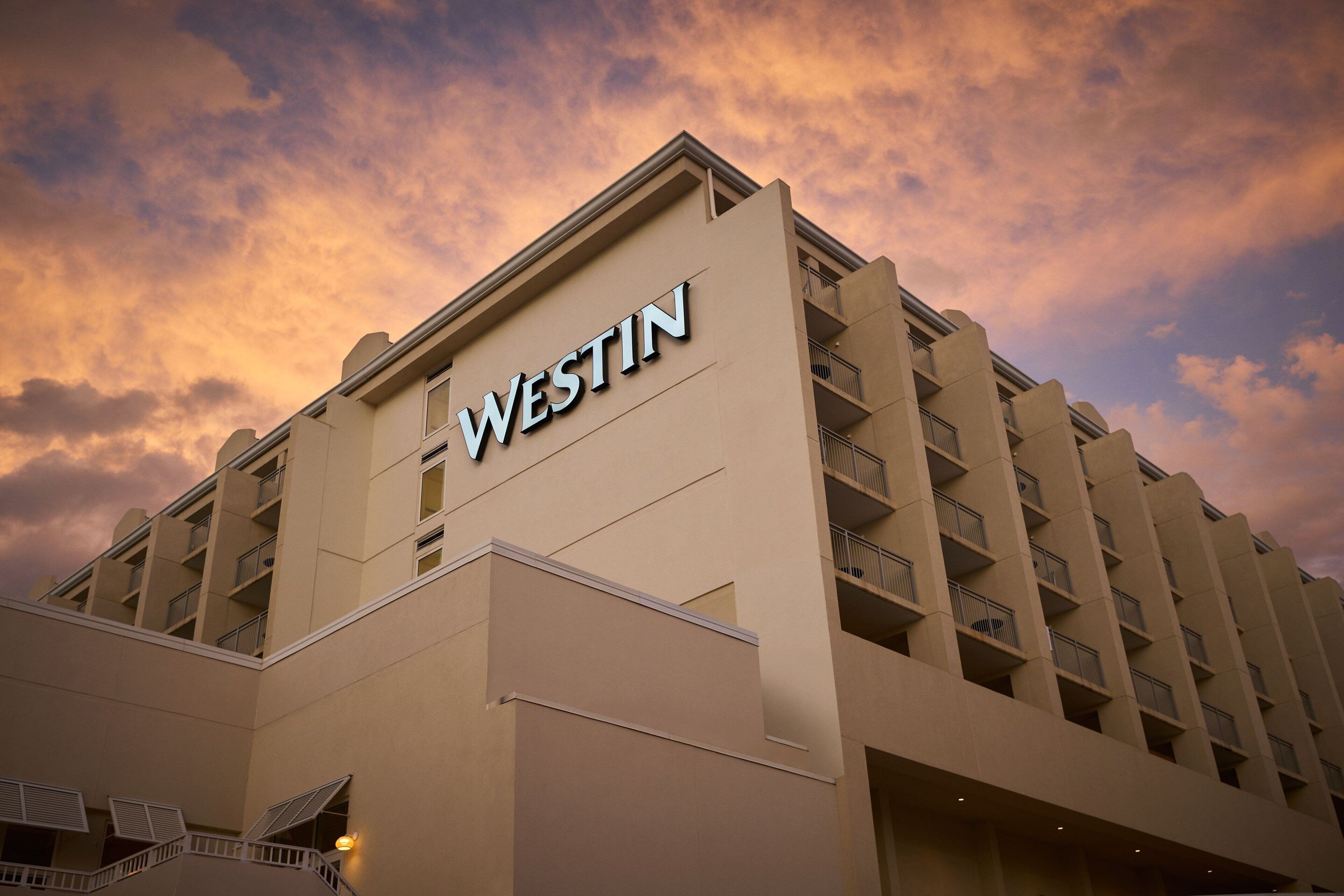 Edifício do hotel Westin com uma placa visível, várias varandas e design arquitetônico moderno.