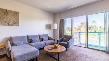 Apartamento Executivo, 1 quarto, vista para o jardim | Sala de estar | Televisor LED de 32 polegadas com canais digitais, televisor