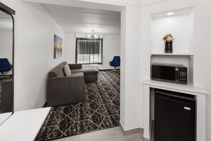 Suite, 1 quarto, não fumadores (1 King Bed) | Camas de colchão pillowtop, secretária 