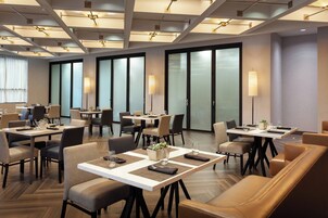 Café da manhã completo todos os dias mediante uma taxa