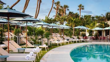 2 piscinas externas, funciona das 11h às 18h, barracas, guarda-sóis