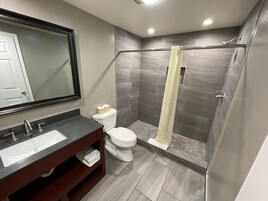 Suite Executiva, várias camas | Casa de banho | Artigos de higiene pessoal grátis, um secador de cabelo