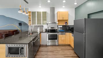 Apartamento executivo | Cozinha privada | Refrigerador em uma área comum, micro-ondas em uma área comum