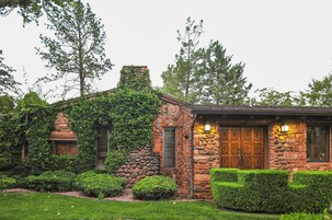 Quarto, várias camas (Stone House) | Cofre no quarto, secretária, ferro/tábua de engomar, Wi-fi 