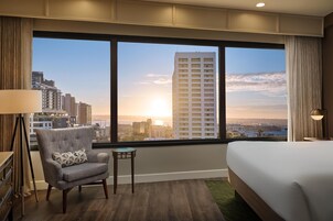 Quarto Standard, 1 cama king-size, não fumadores, vista para a baía | Roupa de alta qualidade, camas de colchão pillowtop, cofre no quarto 