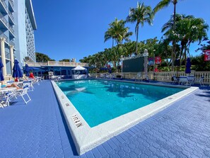 Piscina exterior, da(s) 7:00 à(s) 21:00, guarda-sóis, espreguiçadeiras 