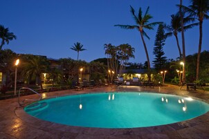 Piscina exterior, espreguiçadeiras 