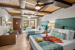 Quarto, 2 camas queen-size, vista para a piscina | Secretária, Wi-fi grátis, roupa de cama fornecida 