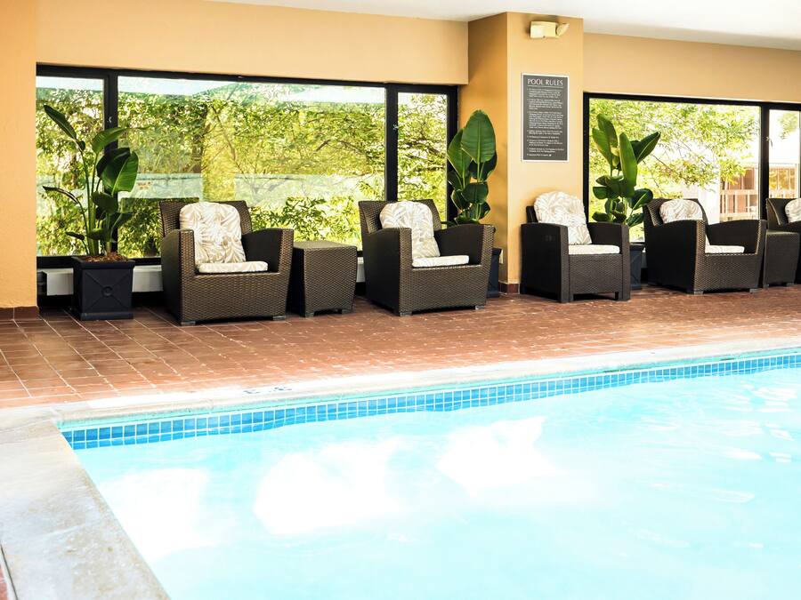 Piscina interna, funciona das 7h às 22h, espreguiçadeiras