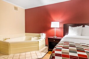 Quarto Superior, 1 cama king-size, não fumadores, banheira de hidromassagem | Secretária, quartos insonorizados, ferro/tábua de engomar, Wi-fi grátis