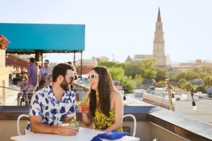 2 restaurantes: servem almoços e jantares