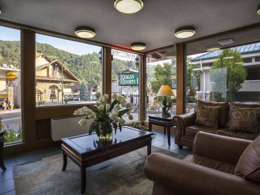 Um hall de hotel com uma janela grande que oferece vista para uma montanha e uma placa para Reagan Resorts.