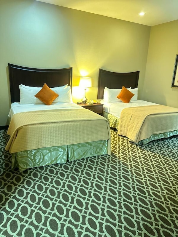 Sunday House Inn And Suites - Fredericksburg, TX