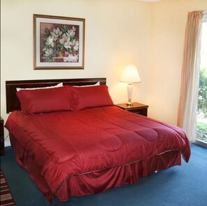  1 Bedroom / 1 Bathroom with 2 Queen Beds | 1 quarto, secretária, ferro/tábua de engomar, roupa de cama fornecida 