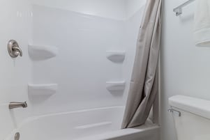 Quarto, 1 cama queen-size | Casa de banho | Um polibĂŁ, toalhas fornecidas