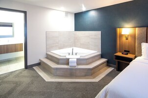 Cofre no quarto, secretária, ferro/tábua de engomar 