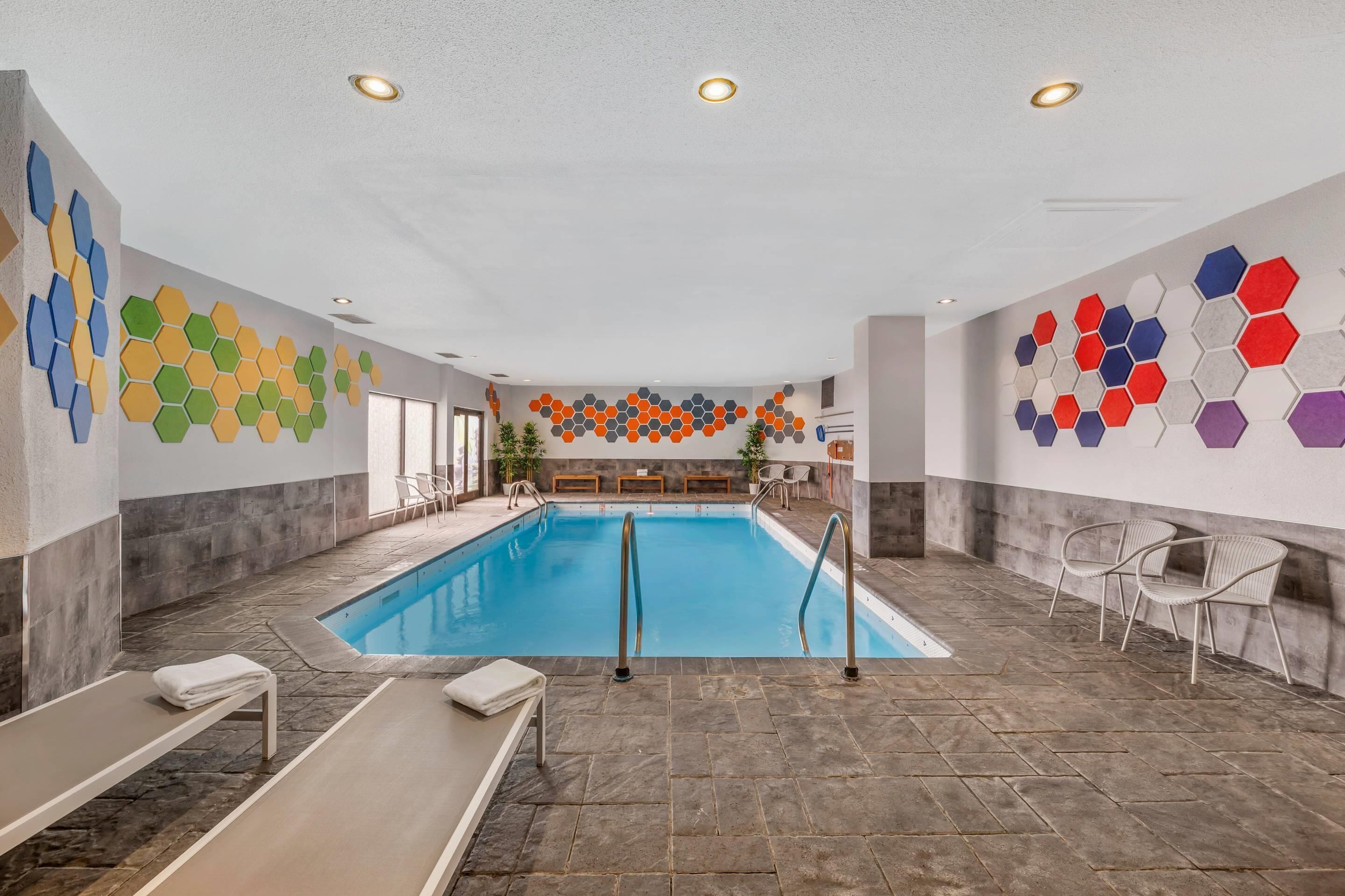 Piscina interna, funciona das 7h às 23h, espreguiçadeiras