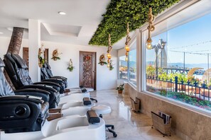 Um spa com cadeiras de massagem, uma porta de madeira e vista para uma ponte.